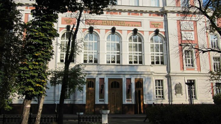 Tracking 100,000 alumni with HRM